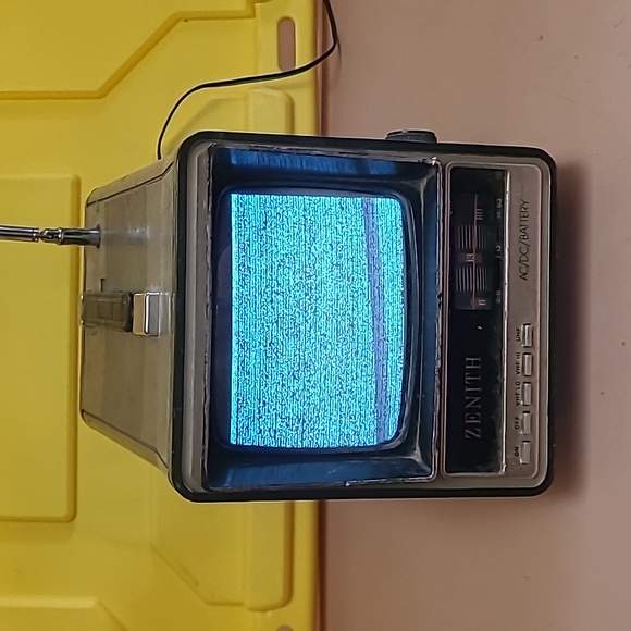 Zenith | Media | Vintage 983 Zenith 5 Portable Acdc Battery Tv Model ...